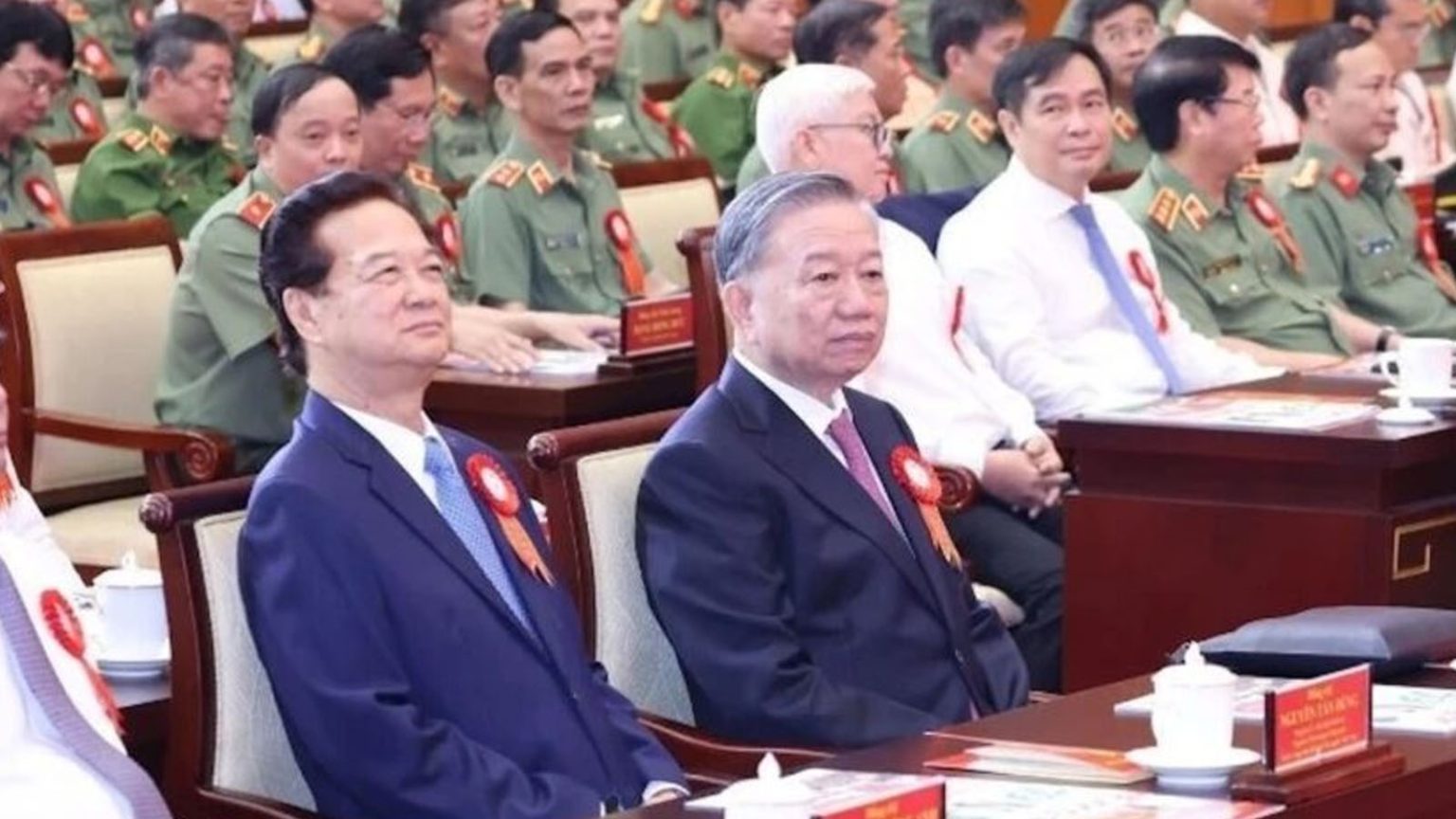 Former propaganda chief Dinh The Huynh reappears while ex-PM Nguyen Tan ...